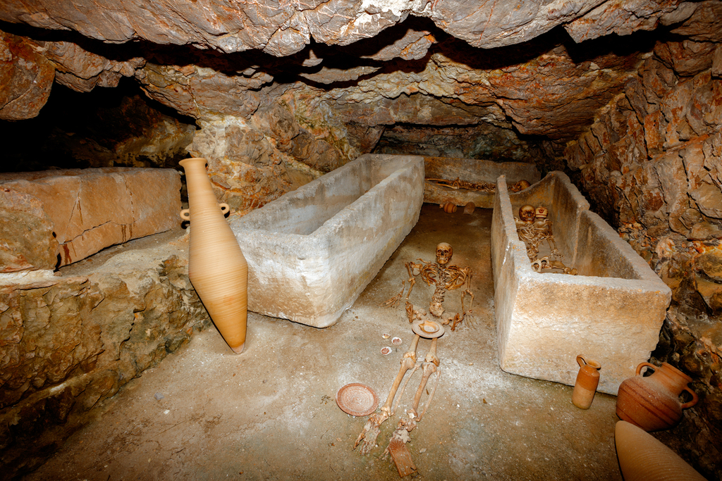 Interior de un hipogeo (tumba excavada en la roca) del período púnico ...